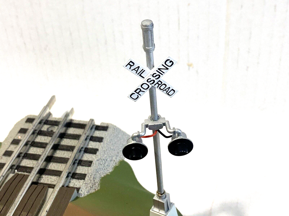 LIONEL 6-12052 FASTRACK GRADE CROSSING W FLASHERS 3 rail train track ...