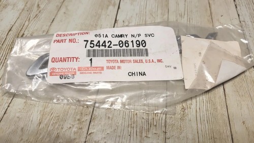 2012 - 2017 TOYOTA CAMRY OEM TRUNK LID NAMEPLATE EMBLEM Badge # 75442 ...