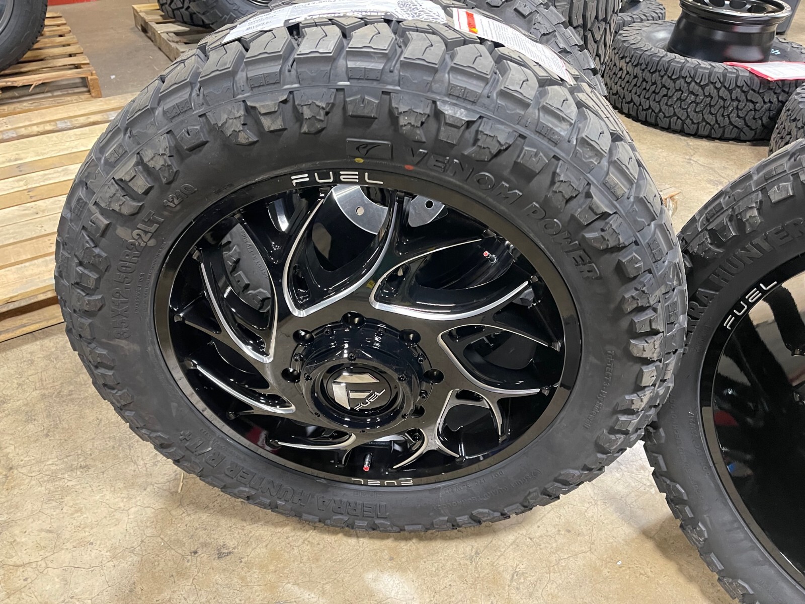 6 22" Fuel Runner D741 Dually Wheels 8x200 | 33" AT Tires | Ford Super ...