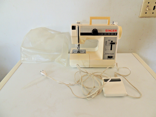 Vintage Singer Featherweight Model 322 Mini Sewing Machine White WORKS ...