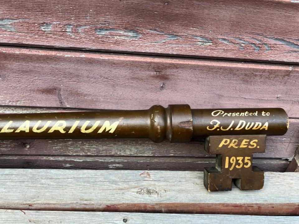 VTG LAURIUM MICHIGAN U.P. KEY SHAPED WOODEN FOLK ART TROPHY 1935 ...