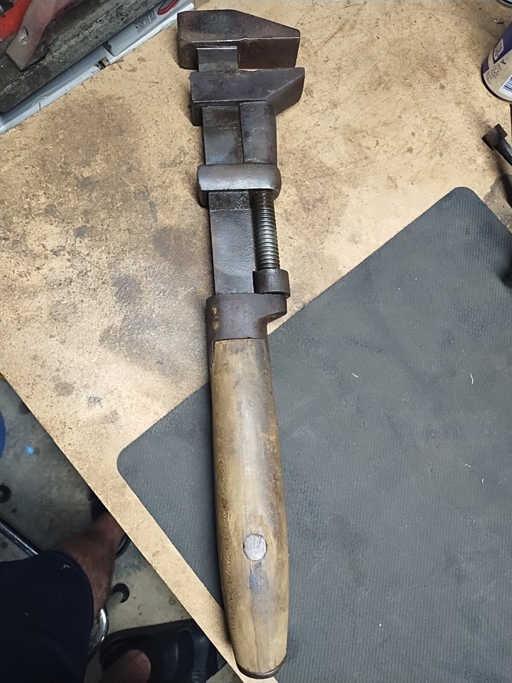 ANTIQUE L. COES WRENCH CO. 18" MONKEY PIPE WRENCH WOOD HANDLE WORCESTER ...