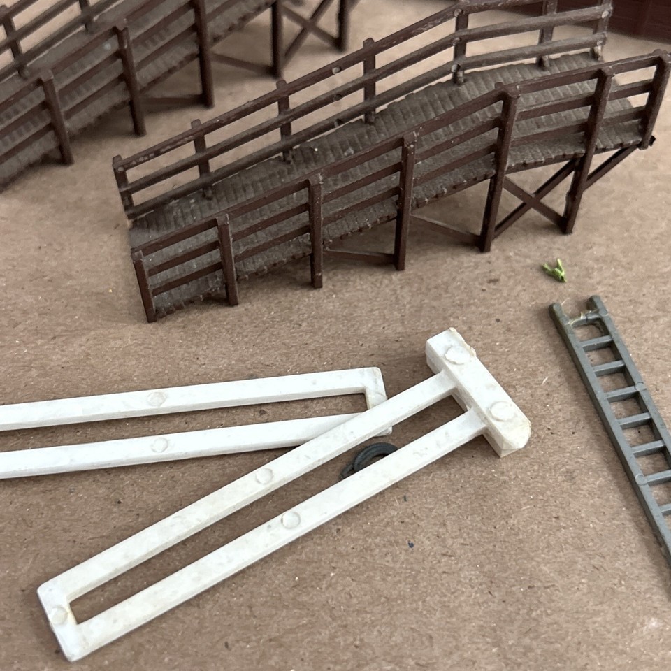 Vintage Revell Model RR HO Scale Cattle Ramps Lounge Area Detial Parts ...