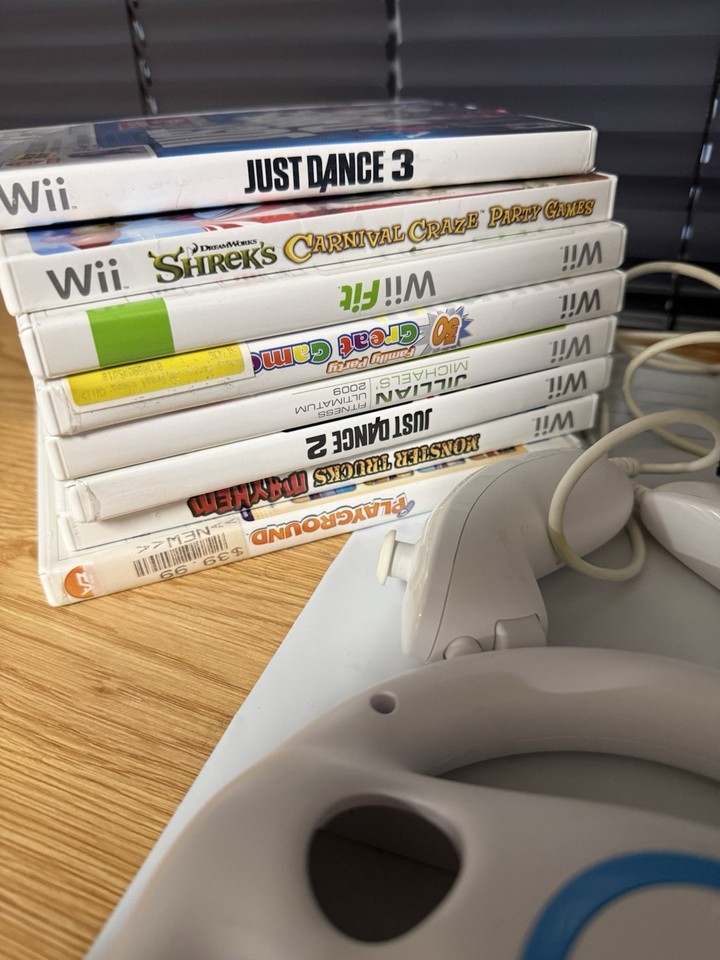 Nintendo Wii Console Bundle – 2 Remotes, 2 Nunchucks, 2 Wheels, 3 Games ...