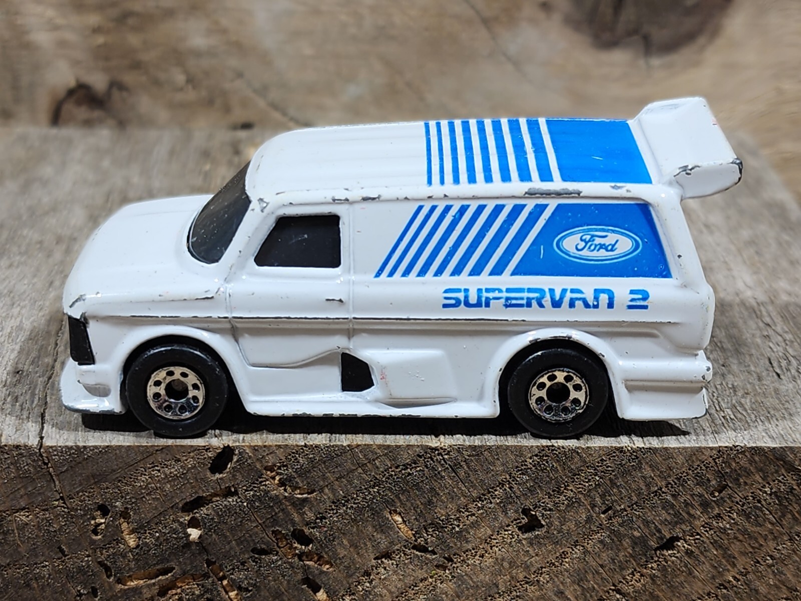 1985 Ford Supervan 2 Matchbox Die Cast 1:62 Scale Toy Van White Blue ...