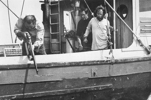 Jaws Richard Dreyfuss Roy Scheider Robert Shaw fires rifle at shark ...