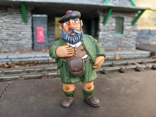SM32 16MM SCALE BUSY BODIES SCOTSMAN IN HIS KILT GARDEN RAILWAY FIGURE ...