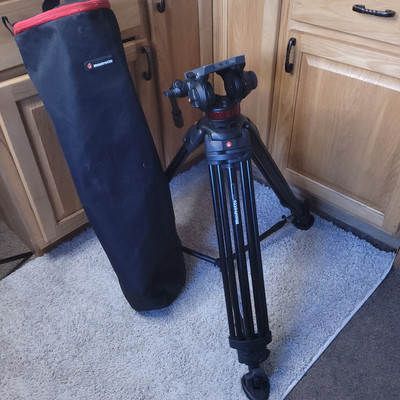 Manfrotto 546B Fluid Head MVH502A Tripod System W/Carrying Bag & Mid ...