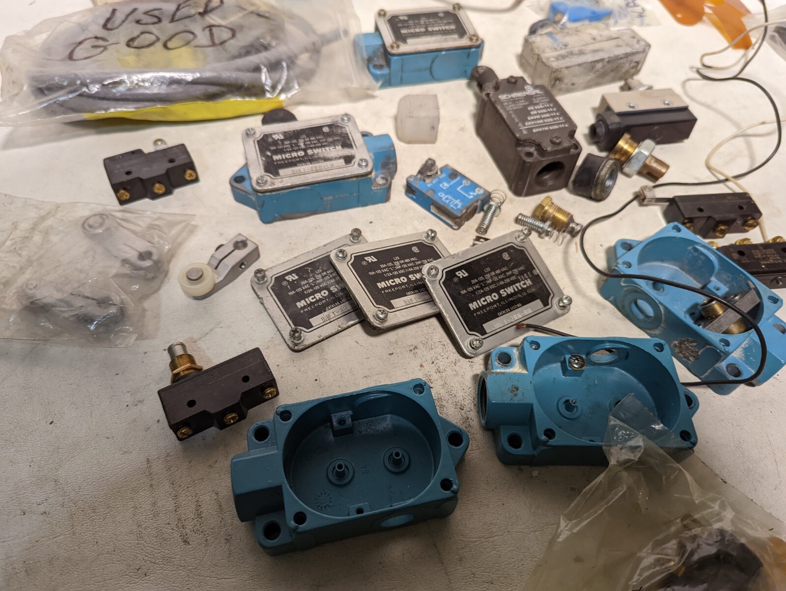 Lot of limit switch parts: mostly Micro Switch, also Crouzet, Schmersal ...