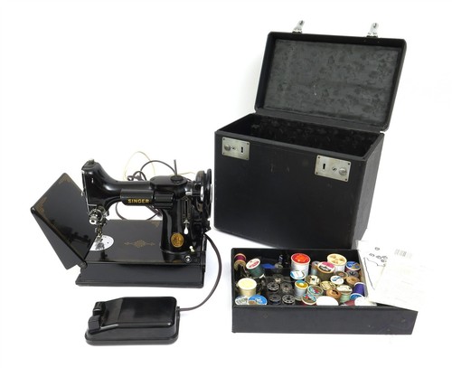 Singer Featherweight 221-1 Sewing Machine 1946 with Case & Accessories ...
