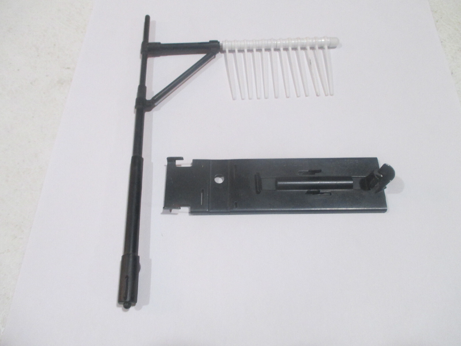 Lionel 600-7904-060 Black Tell Tale pole rods and mounting base for ...