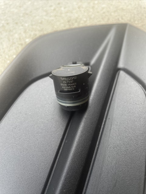 Volvo XC60 RH Bumper Grille Trim W/ Parking Sensor PDC OEM 31471297 ...