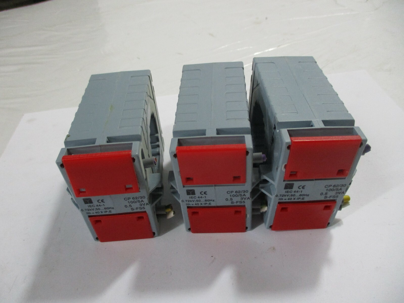 LOT OF 3 CURRENT TRANSFORMER IEC 44-1 CP62/30 100/5A 0.72Kv 50....60Hz ...