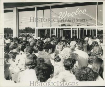 1971 Press Photo Attendees of the Woolco Department Store Grand Opening ...