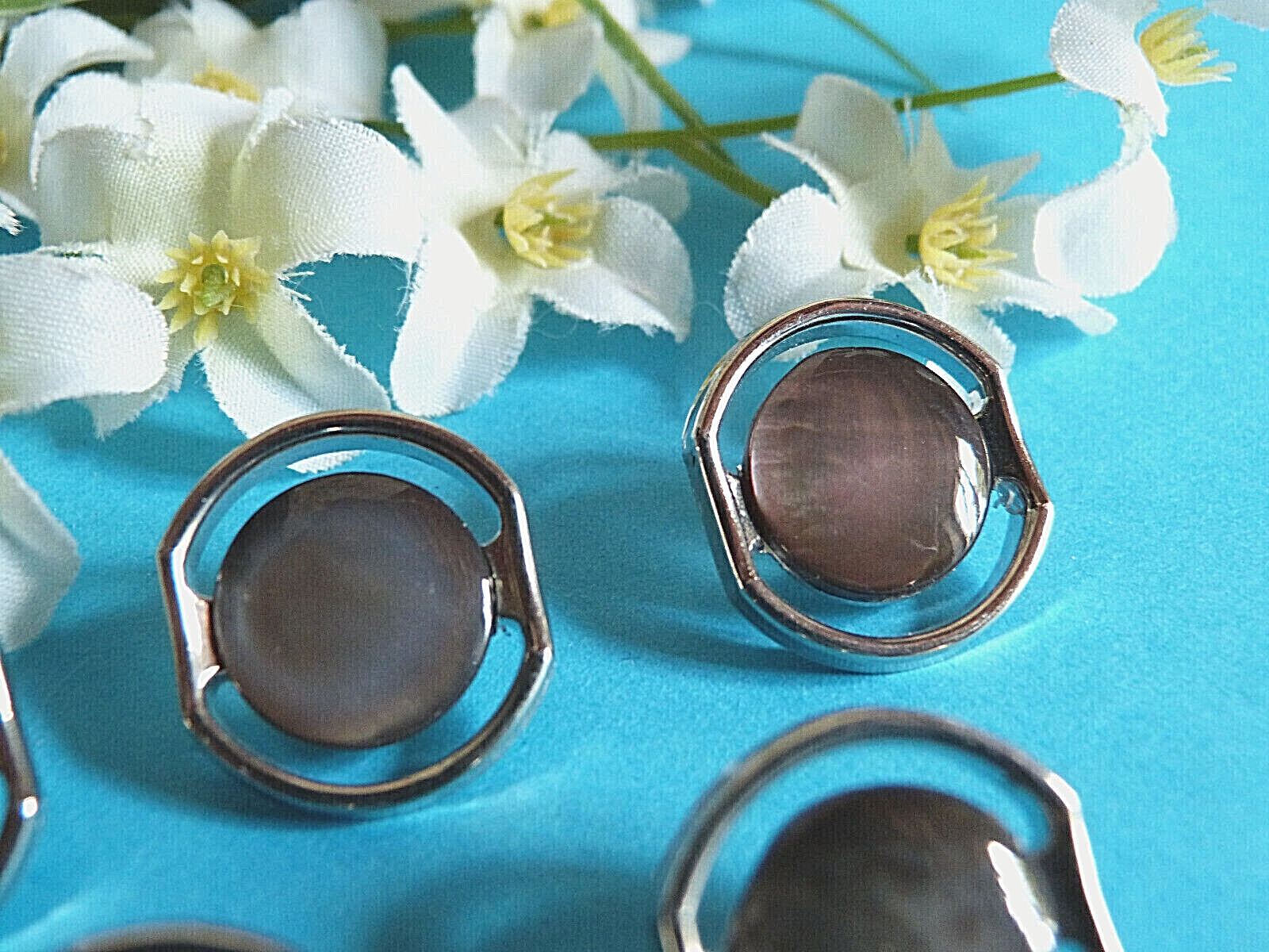 960BTER Stunning Buttons " Scroll " Grey Pearly Silver Lot Of 5 Buttons ...