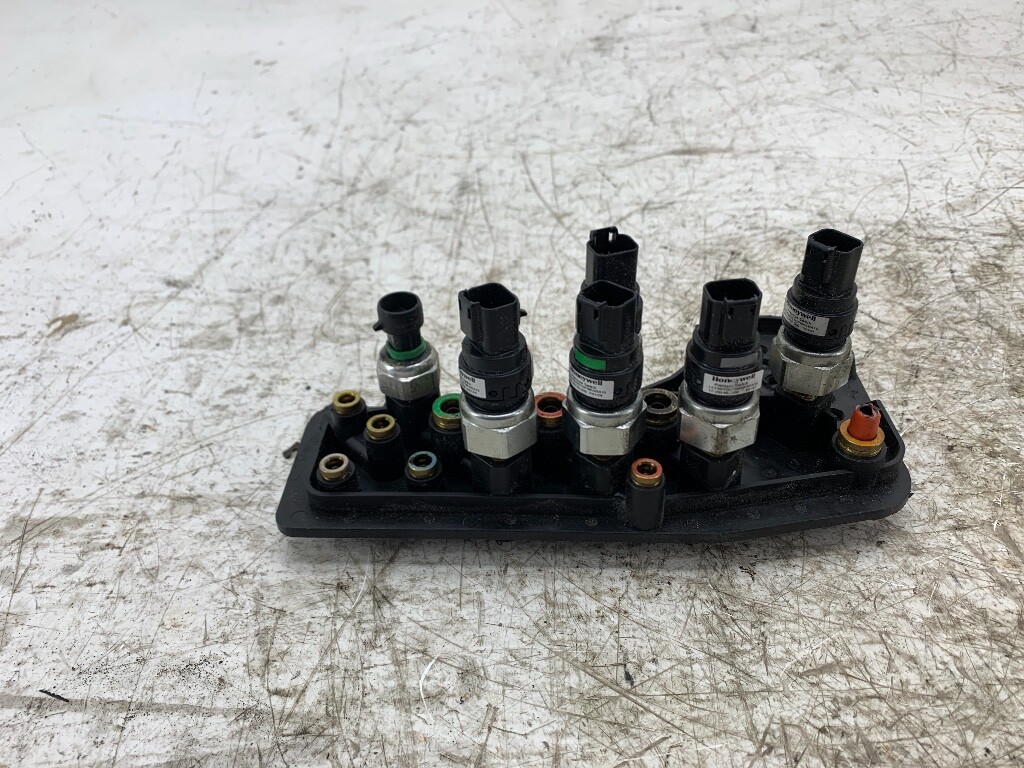 Freightliner Bulkhead Air Manifold with Pressure Switches 12-26964-002 ...