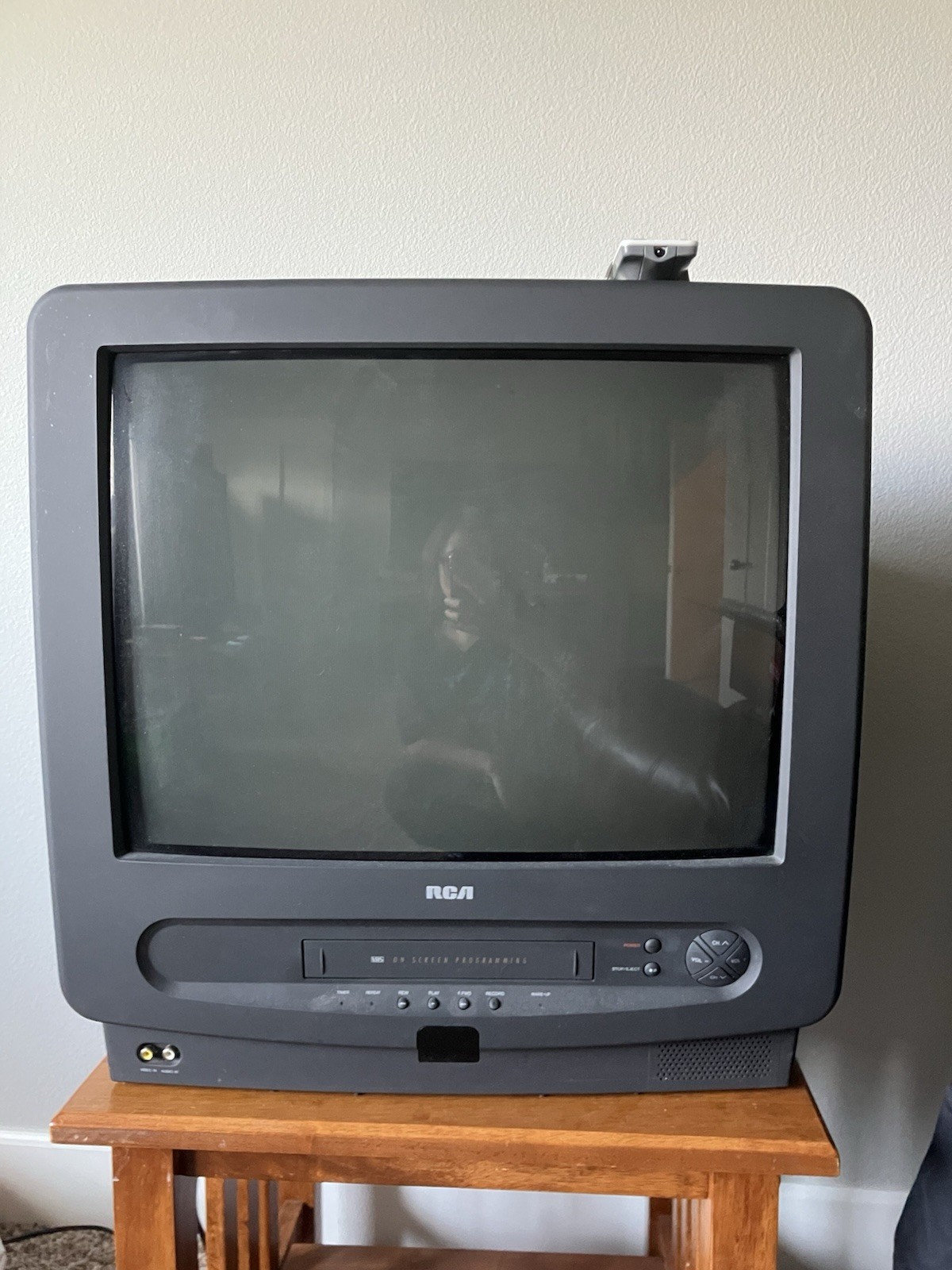 1996 19 Inch RCA VCR Combo TV Serial Number 627321226 (With Universal ...