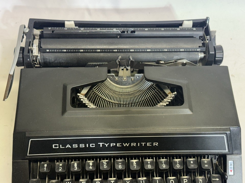 CLASSIC 12 TYPEWRITER PORTABLE TYPEWRITER With Carry Case | eBay
