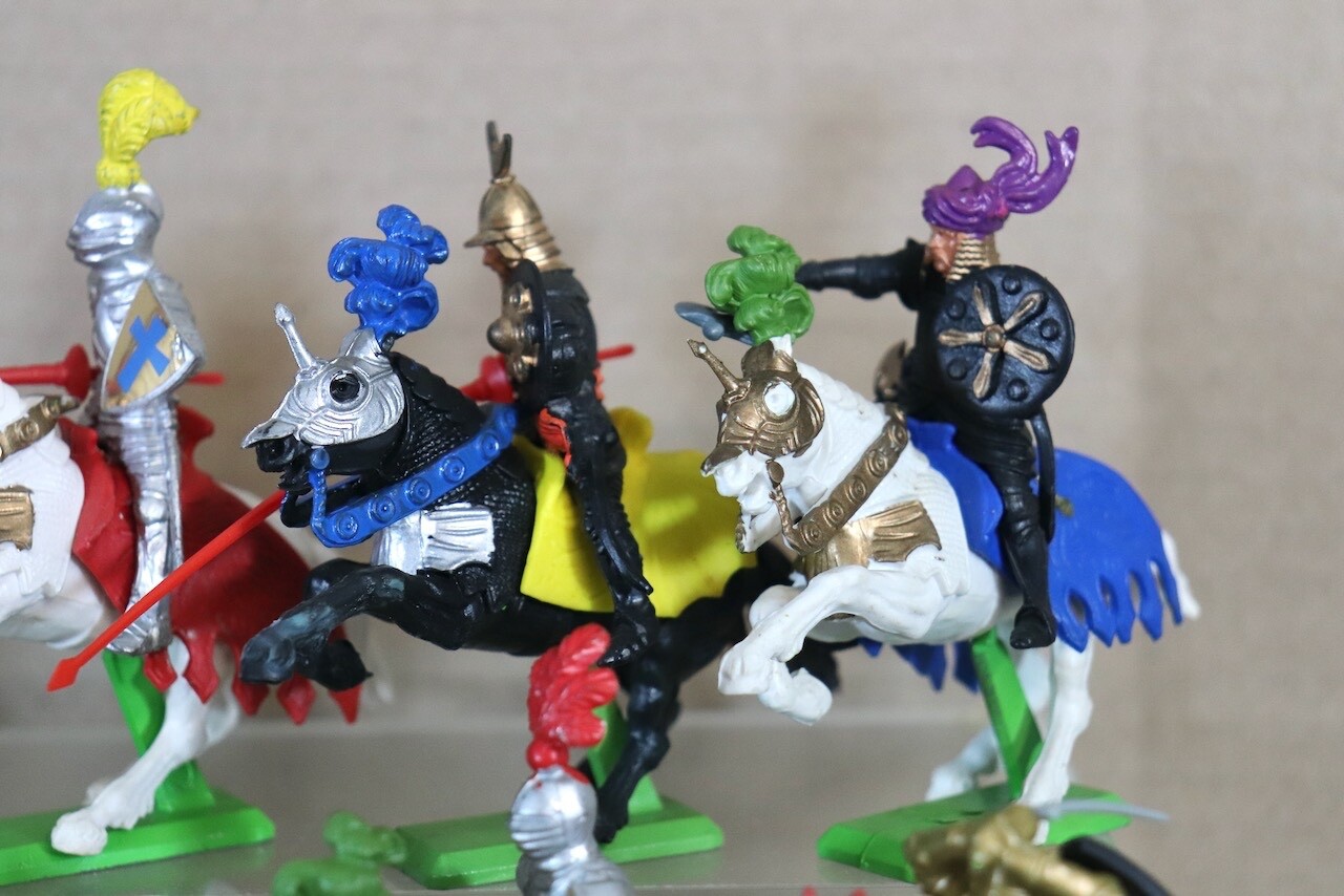 BRITAINS DEETAIL 10 x MOUNTED KNIGHTS ATTACKING & with AXE LANCE ...