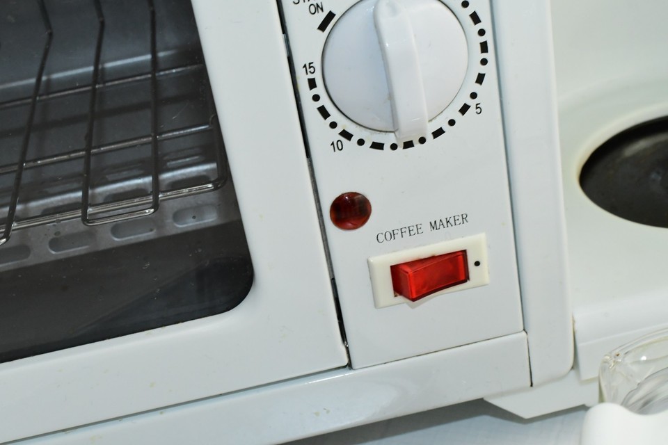 Aroma 3-in-1 Mini Toaster Oven + Coffee Maker Griddle Machine, ABT-103 ...