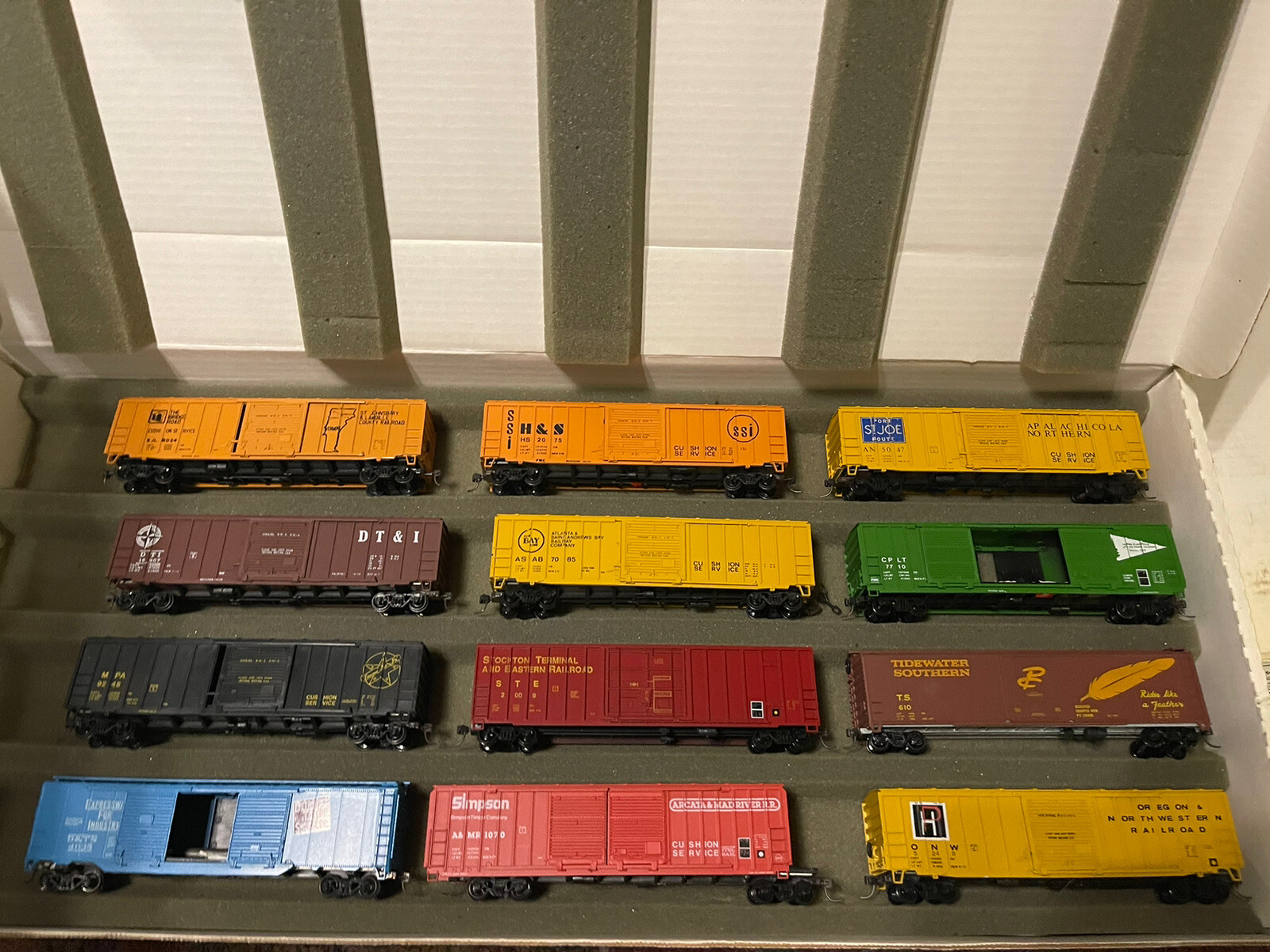 Set of 12 HO Box Cars Sliding Doors unique cars 12Pc Set | eBay