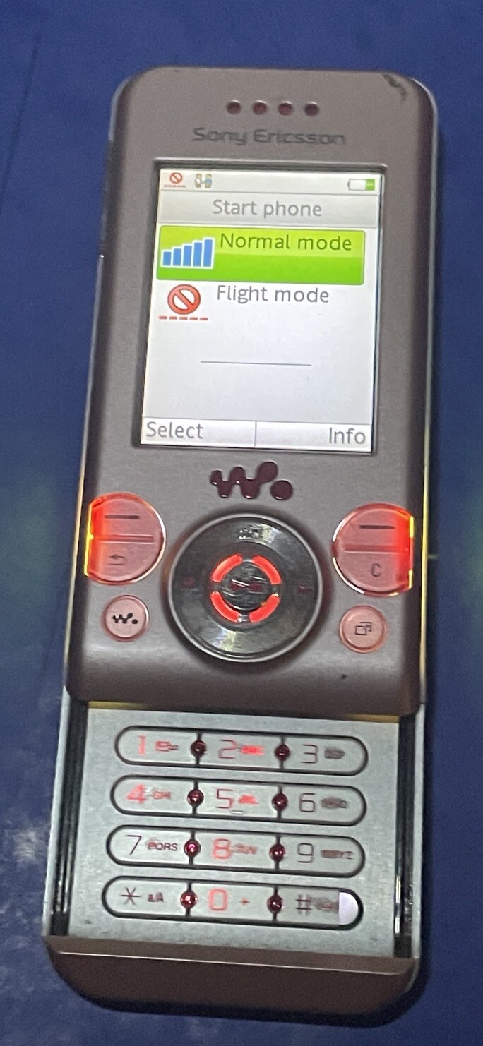 Retro 2000s Sony Ericsson Walkman W580i - (Carrier Unlocked) Pink ...