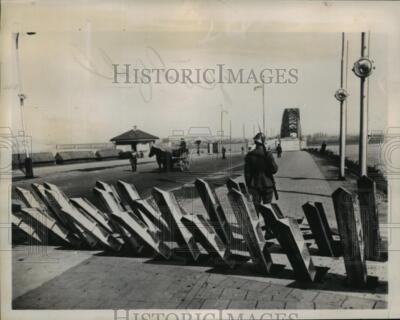 1939 Press Photo tank traps & a guard protect the Dutch border from ...
