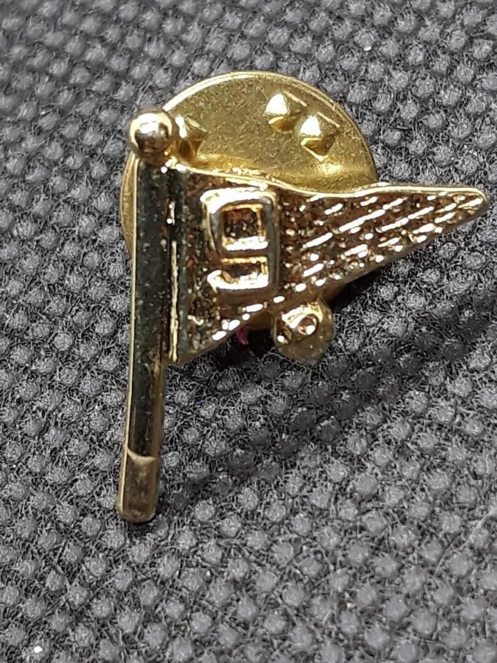 Vintage 9th Hole Flag and Ball Golf Golfing Golfer Gold Tone Lapel Pin ...