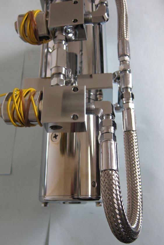 Lowrider Hydraulics chrome pump setup, #9 gear, 1/2" polished block ...