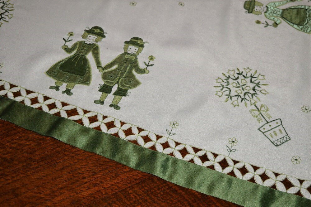 TRADITIONAL BAVARIAN FOLK PEOPLE IN GREEN! SPRING GERMAN TABLECLOTH ...