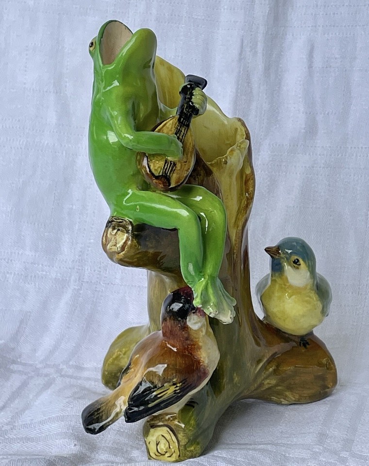 GRENOUILLE JOUANT DE LA MANDOLINE EN BARBOTINE DE DELPHIN MASSIER ...