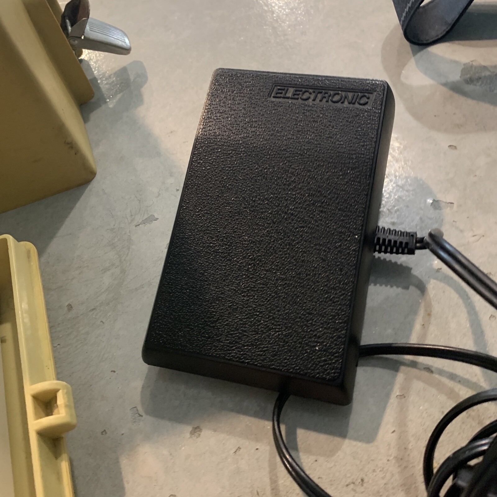 SINGER Sewing Machine - Model 2502C w/ Foot Pedal & Case Tested ...