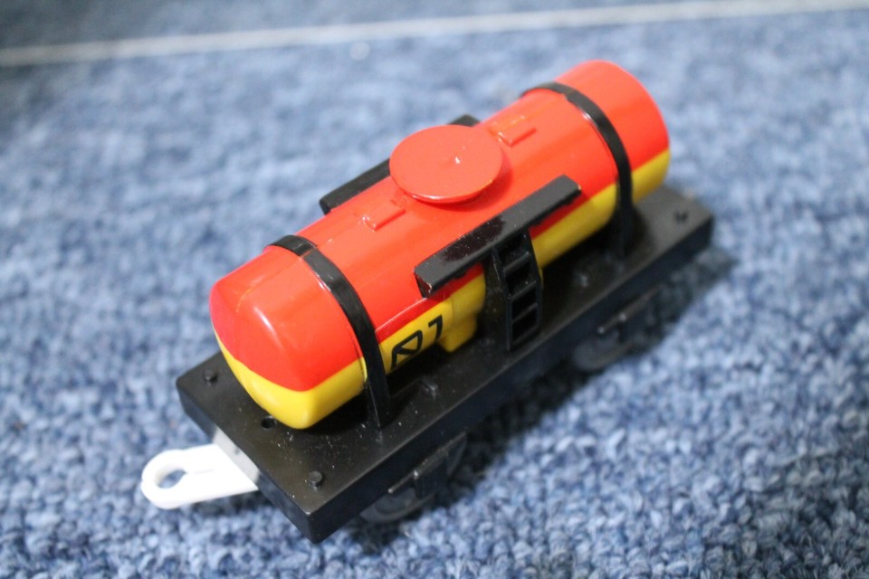 Thomas & Friends Trackmaster Train Red & Yellow Fuel Tanker Tomy ...