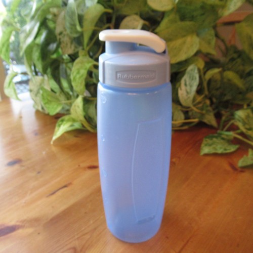 Rubbermaid Water Bottle Drink Container 20 Ounces Flip Top Lid 7F74 ...