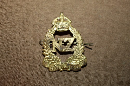 Original WW2 Royal New Zealand "NZ" "Onward" Metal Cap Badge w/Prongs ...
