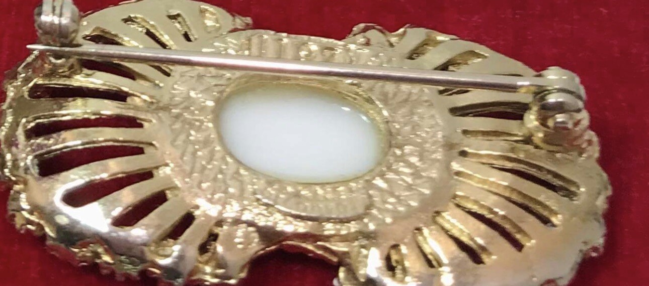 Vintage Arcansas / Elizabeth Reimer signed Romantic Scene brooch | eBay