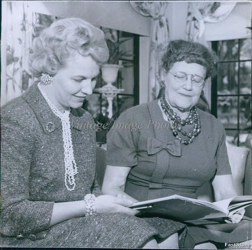 1962 Photo Mrs Russell Stover Mrs Terry E Lilly Jr Plan Heartball ...