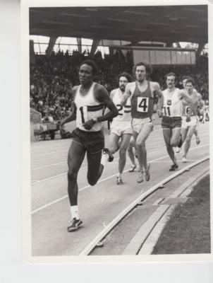 Filbert Bayi on way to victory June 1975-Laser-Track/field-Press Photo ...