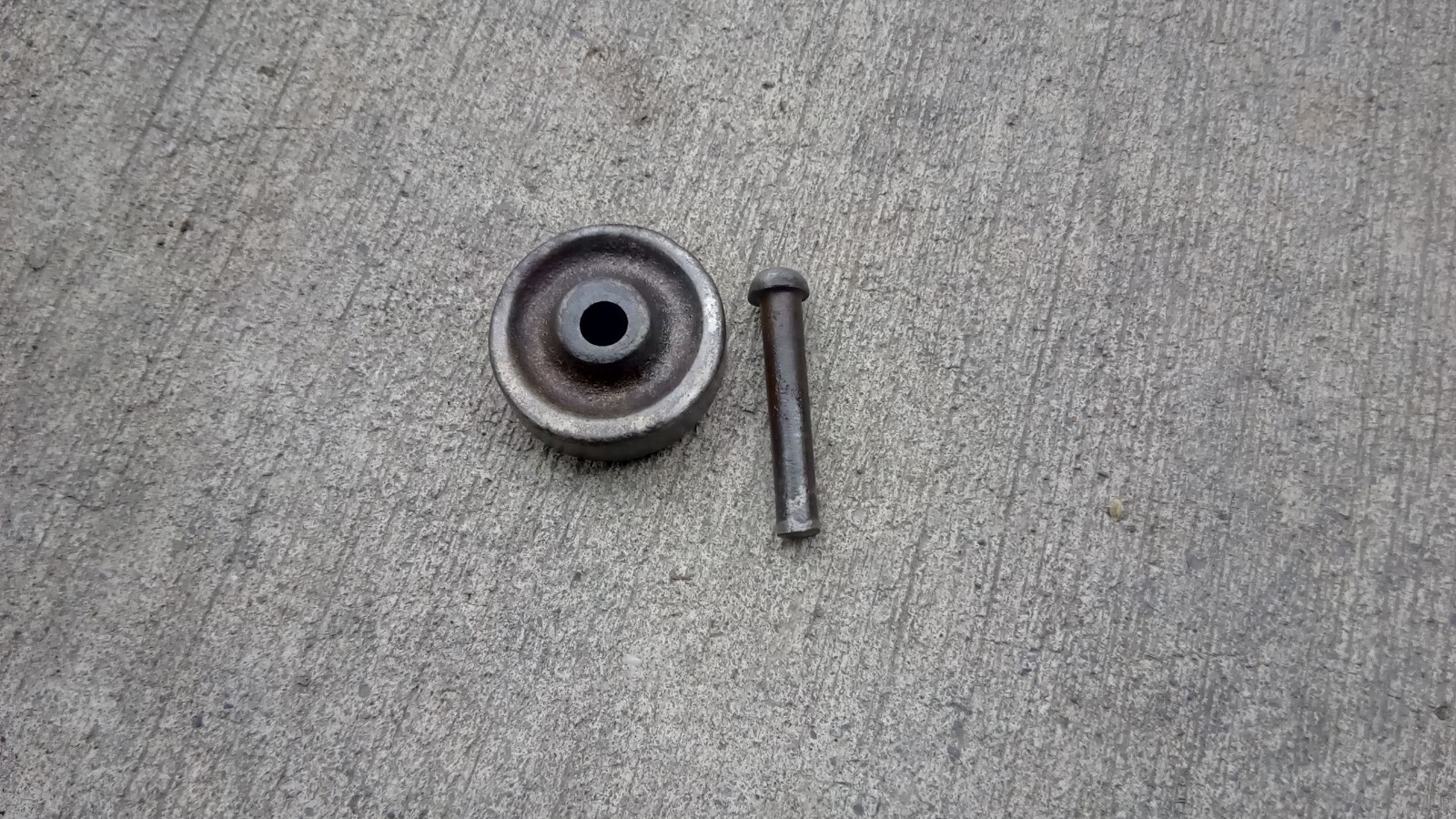 1 vintage Singer treadle sewing machine frame wheel and axle later ...