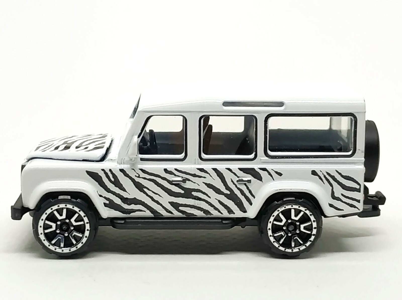 Majorette Land Rover Defender 110 White / Zebra Art 1:60 (3") no ...