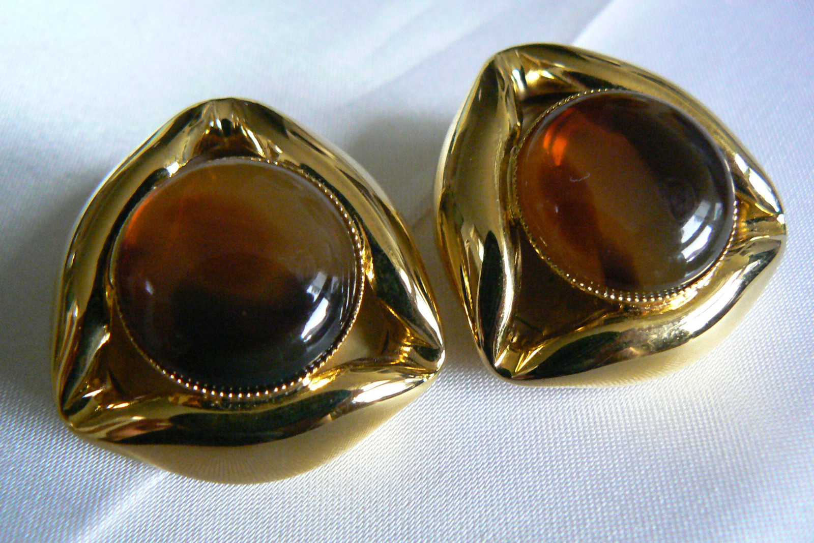 LARGE GOLD TONE METAL AMBER COLOR STONE FASHION CLIP ON EARRINGS | eBay