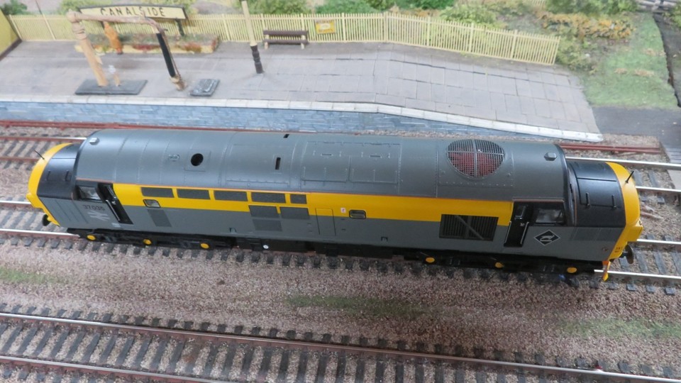 Bachmann Class 37 in Civil Engineers Dutch livery excellent condition ...