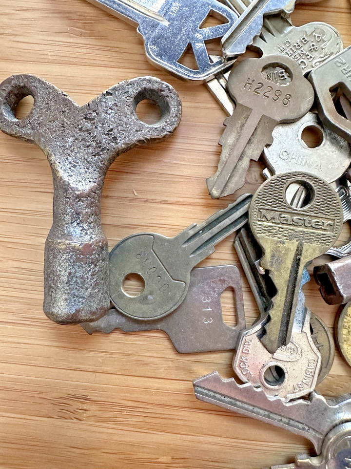 Vintage lot 60 used keys, cast iron radiator, car keys, roller skates ...