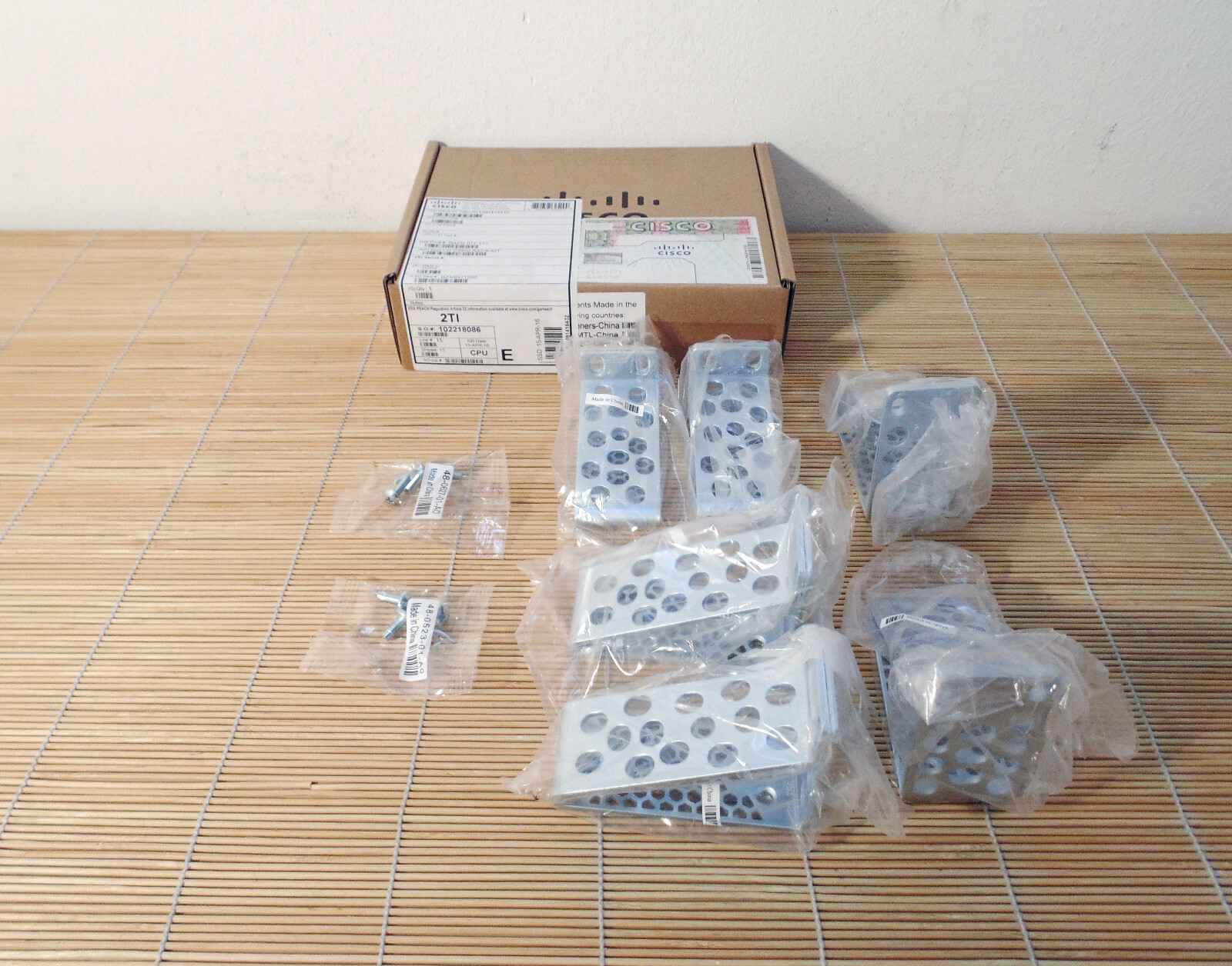 NEU Cisco RACK-KIT-T1 Rack mount 19-inch brackets Cisco 3650 Series NEW ...