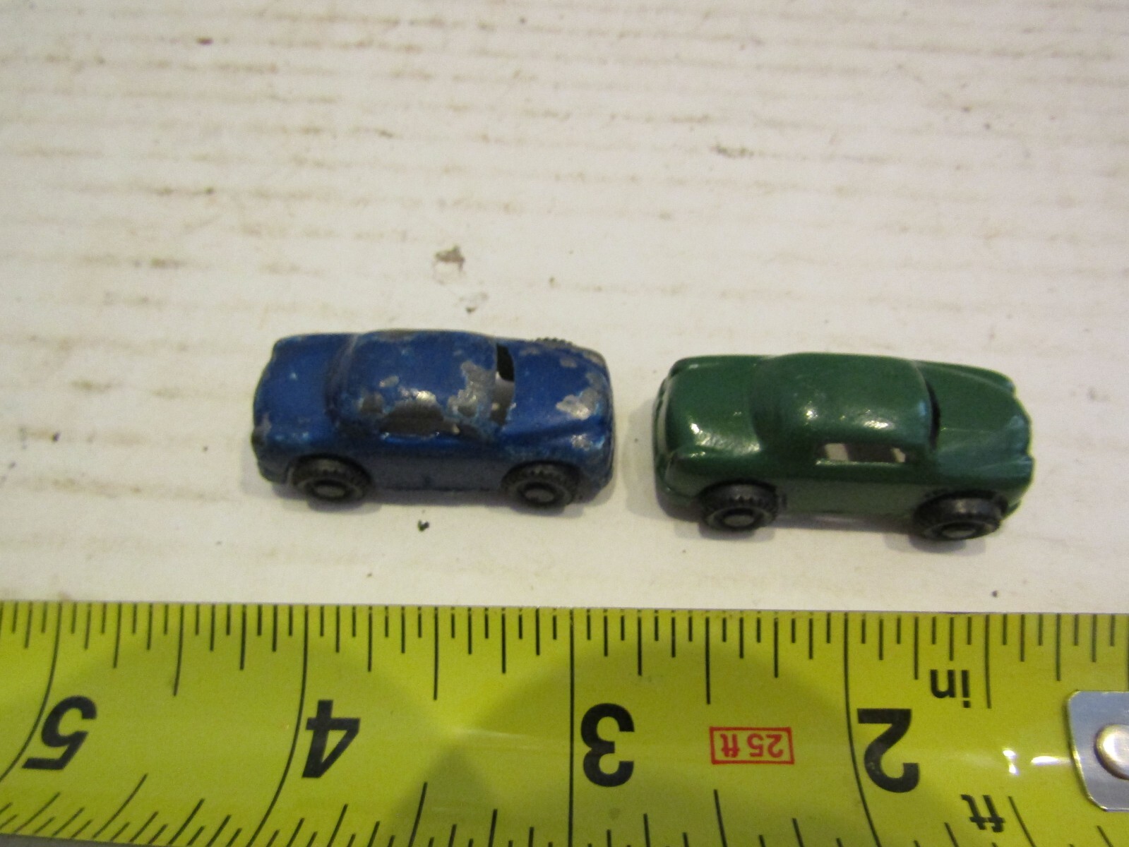 2 VINTAGE CAST METAL TOY CARS SEDAN MINIATURE 1 1/2 INCH BARCLAY GREEN ...