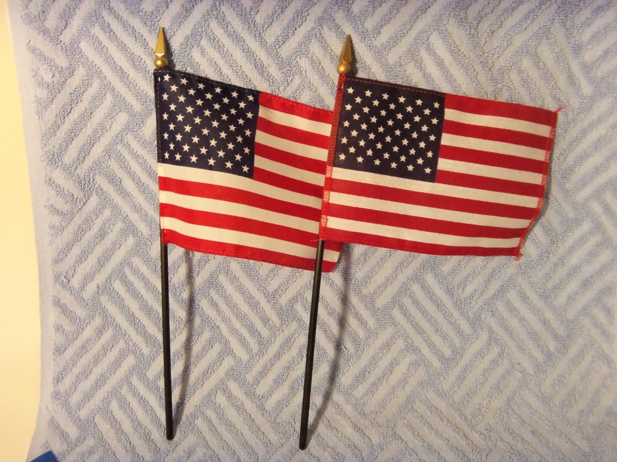 Canadian Flag And Pole 12-Piece Mini Canadian Table Flags - Maple Leaf ...