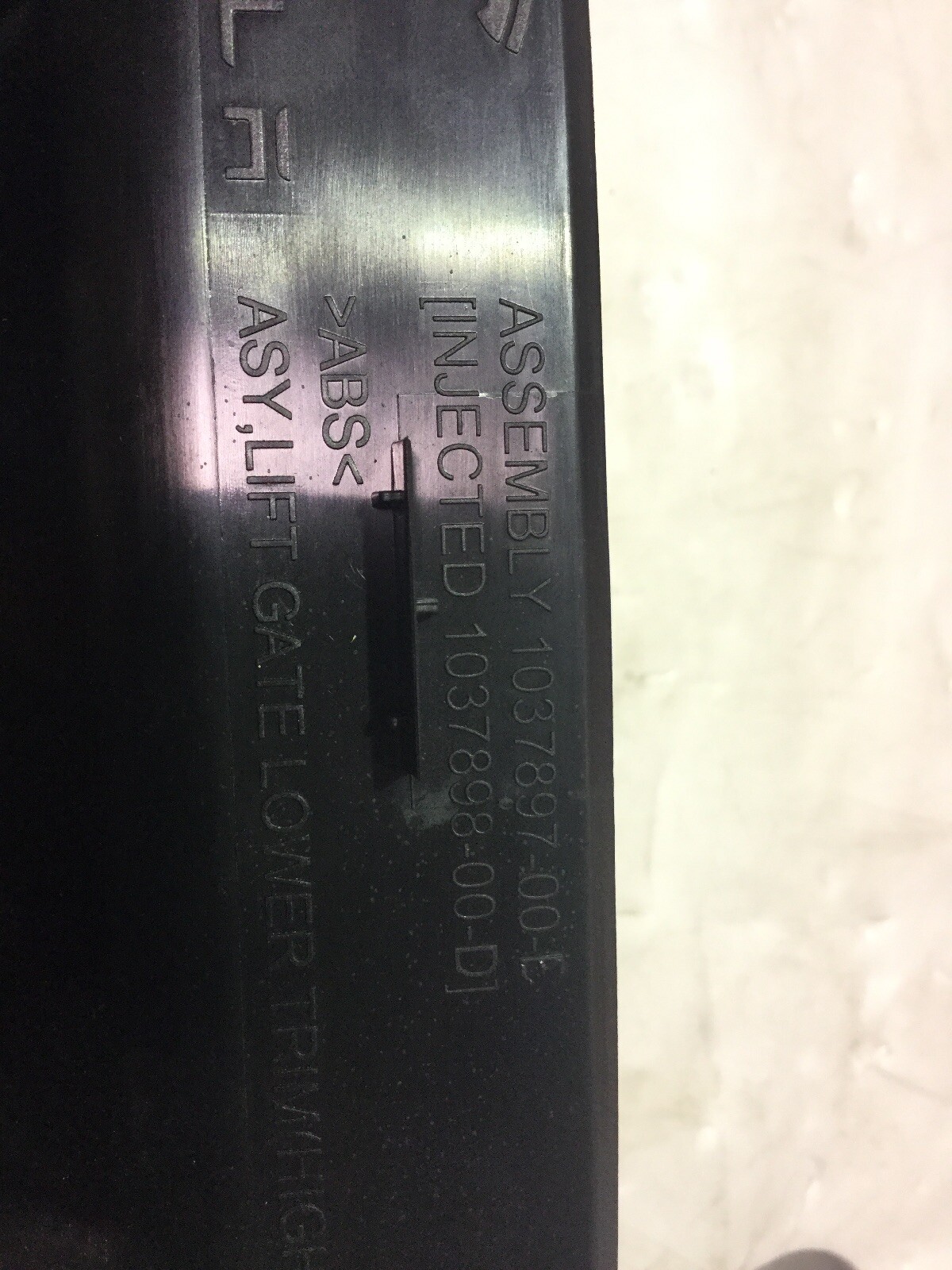 🌟 2016-19 1037897-00-E TESLA MX TAIL GATE LOWER TRIM MOULDING OEM ...