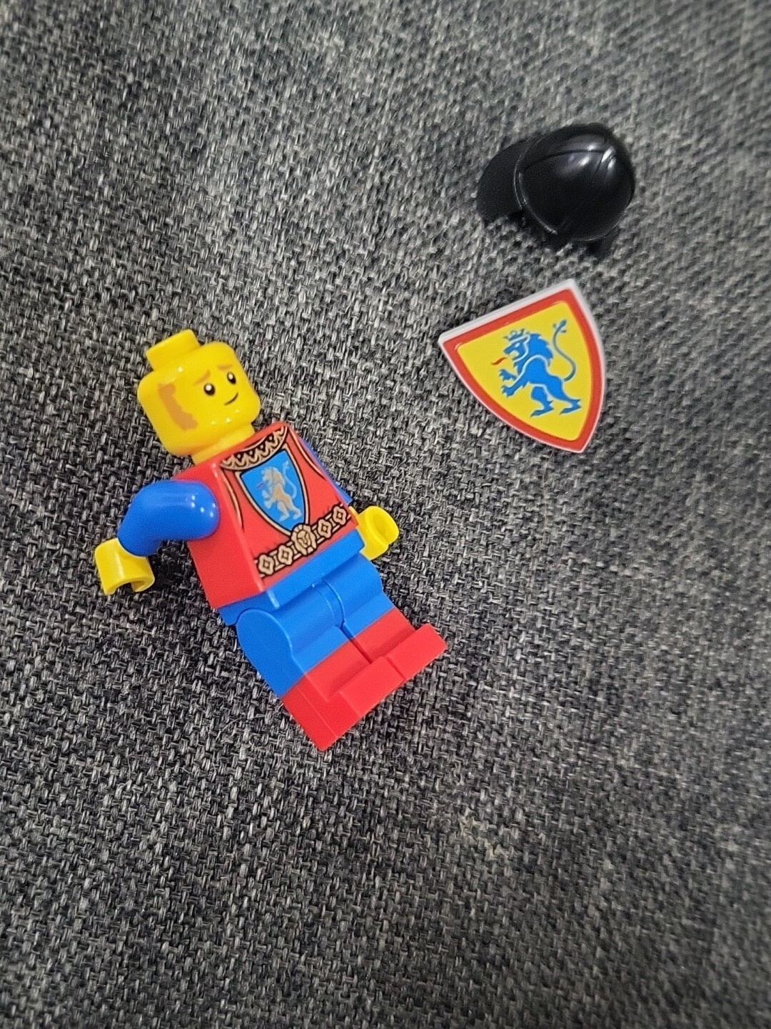 LEGO Scared Lion Knight minifigure Winter 2024 Store Exclusive mini ...