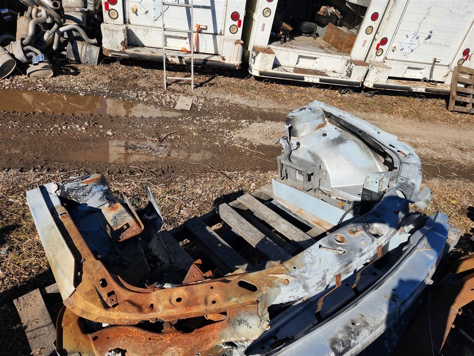 2004 2005 2006 GTO Radiator Core Support FRONT Clip USED 04 05 06 ...