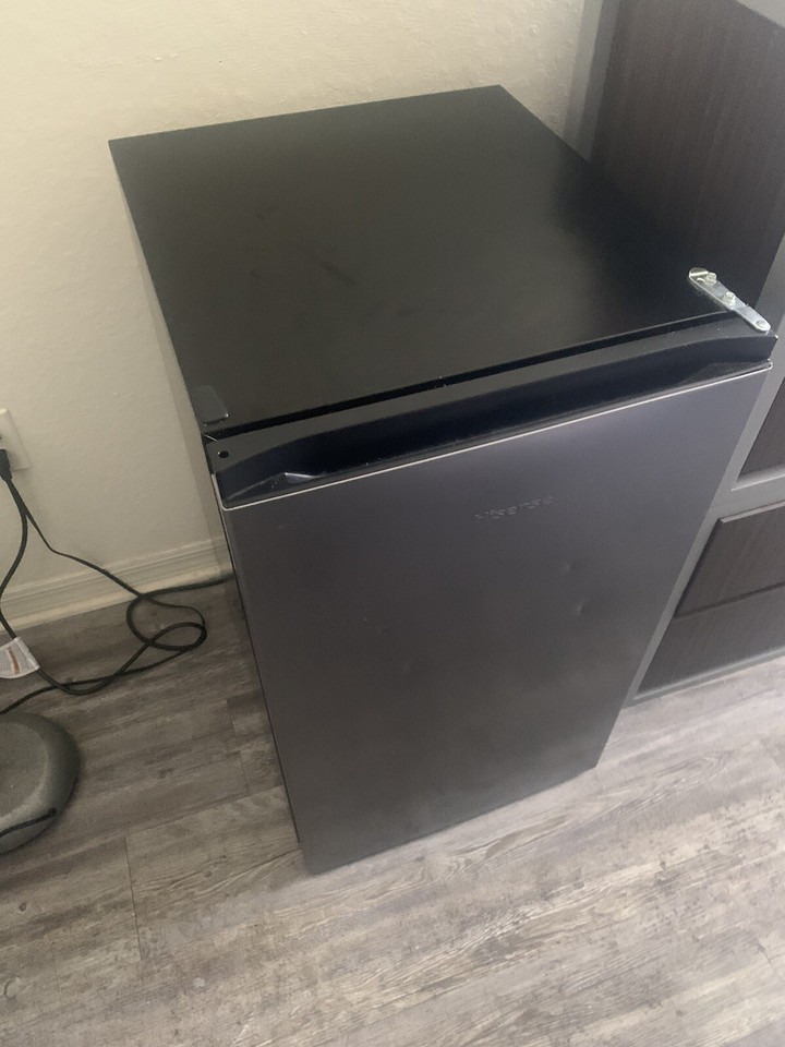 New Hisense 4.4-cu Ft Counter-depth Freestanding Mini Fridge Silver ...